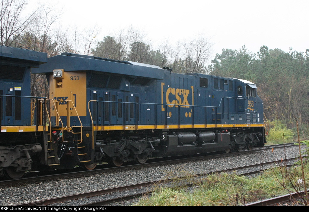 CSX locomotive 953 in new paint scheme